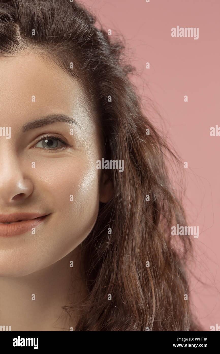 Happy business woman standing and smiling isolé sur fond rose studio ...