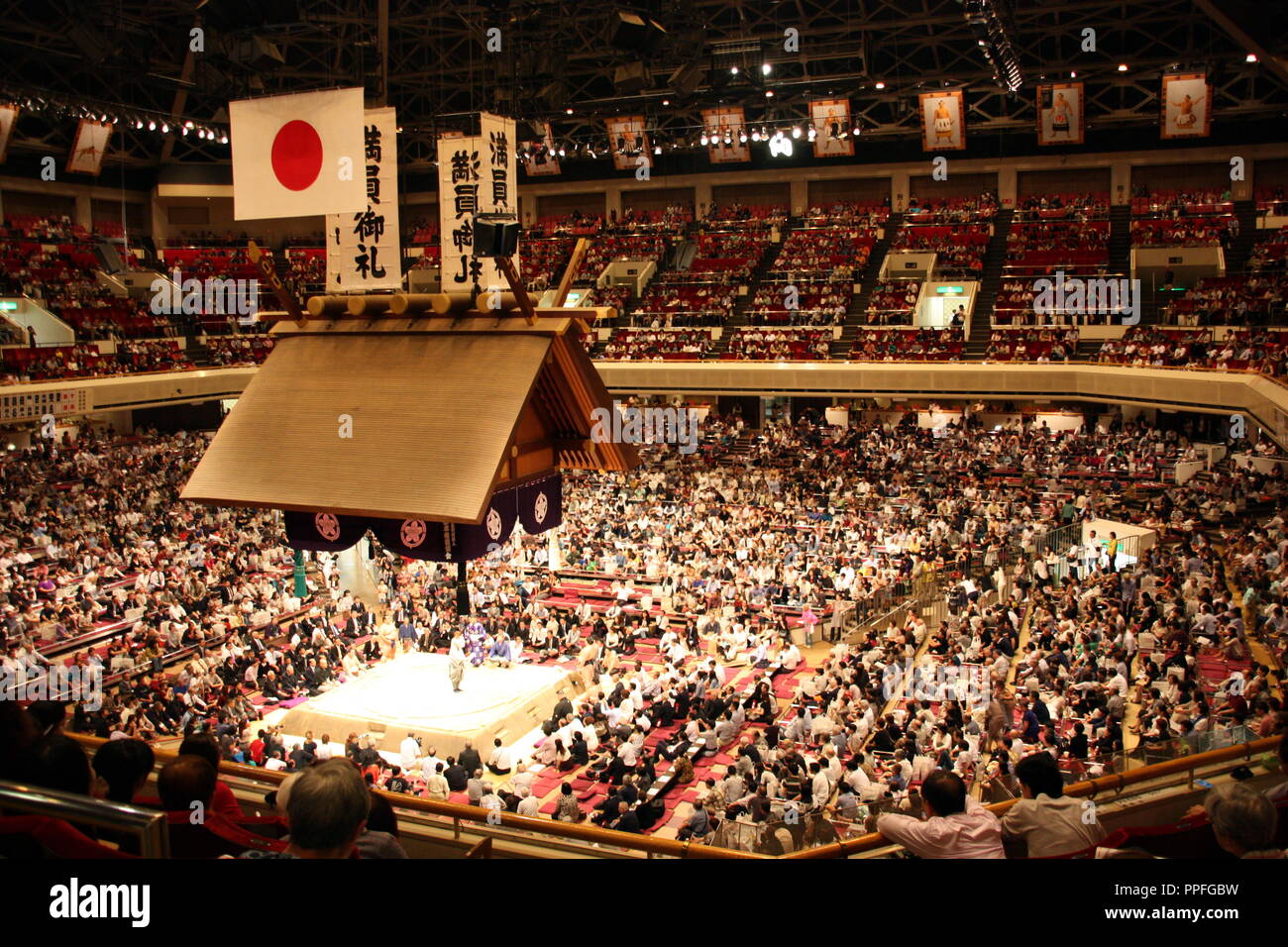 Ryogoku kokugikan Banque de photographies et d’images à haute ...