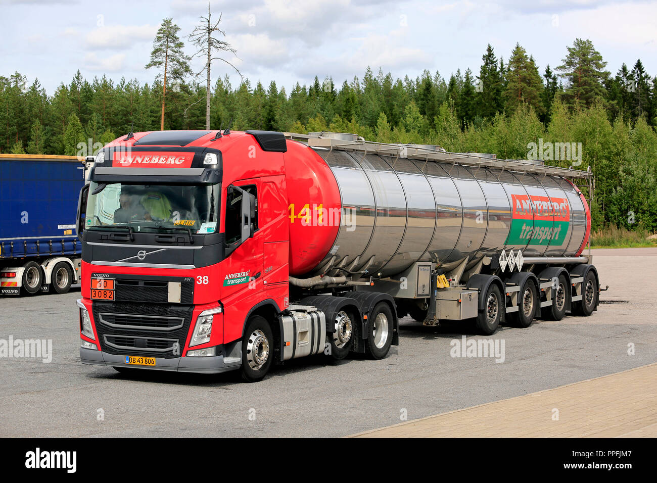 Mikkeli, Finlande - le 27 août 2018 : Volvo FH réservoir rouge semi ...