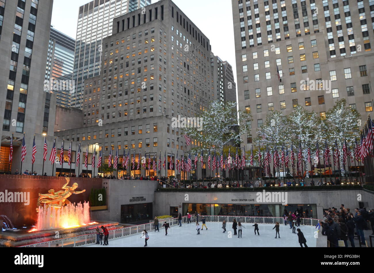 Le Centre Rockefeller patineurs et les touristes sont tous autour de la ...