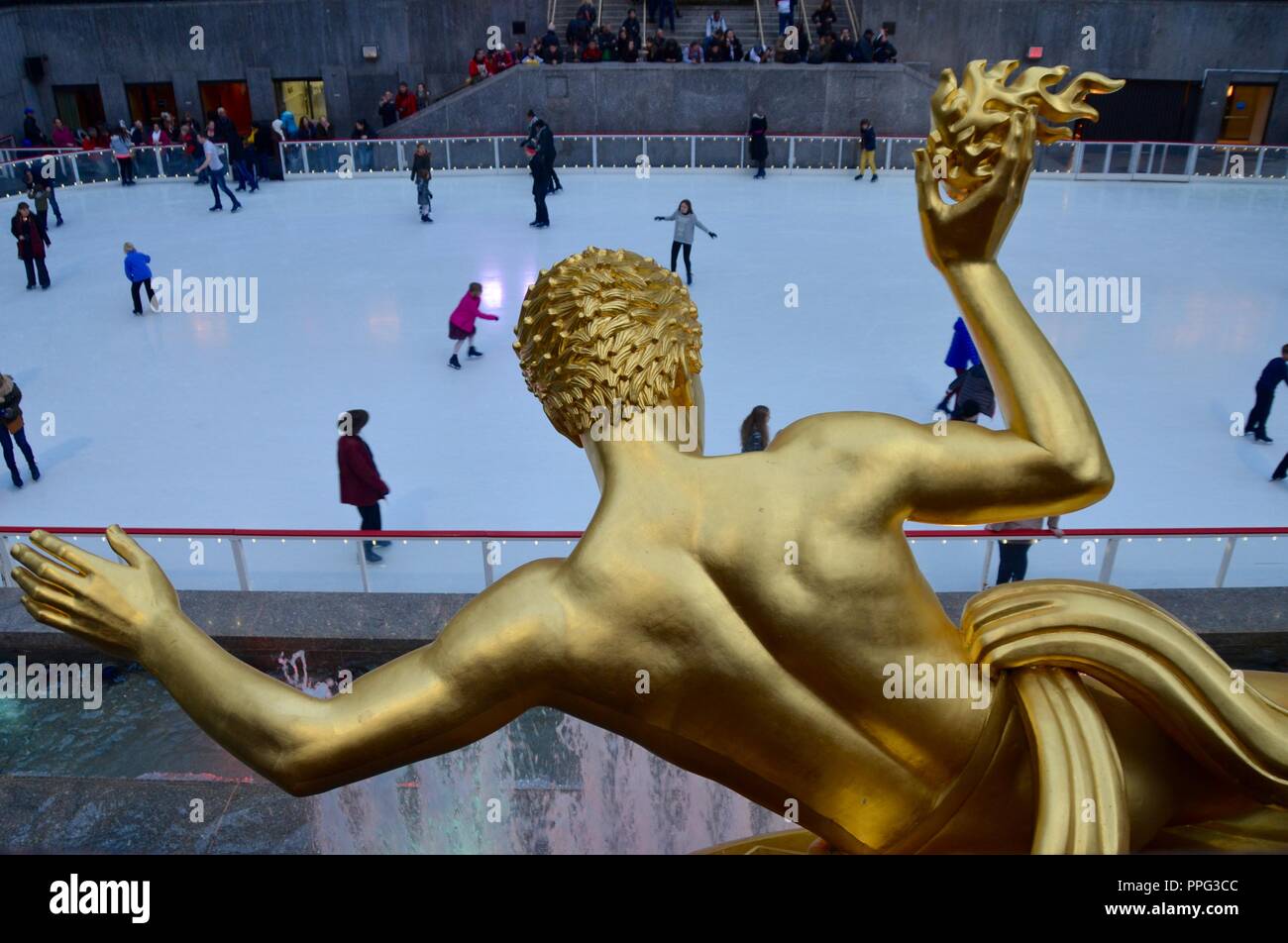 Le Centre Rockefeller patineurs et les touristes sont tous autour de la ...