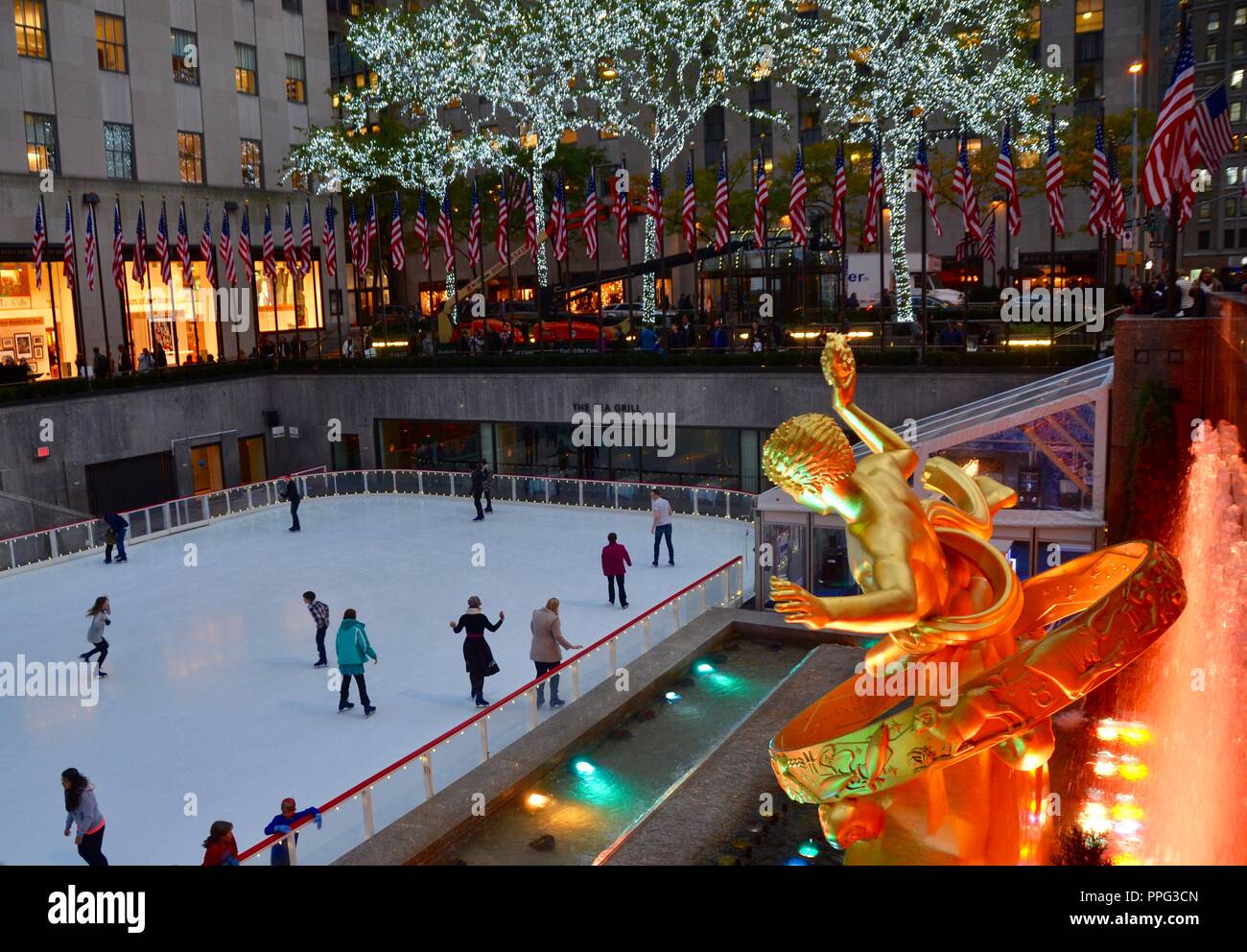 Le Centre Rockefeller patineurs et les touristes sont tous autour de la ...