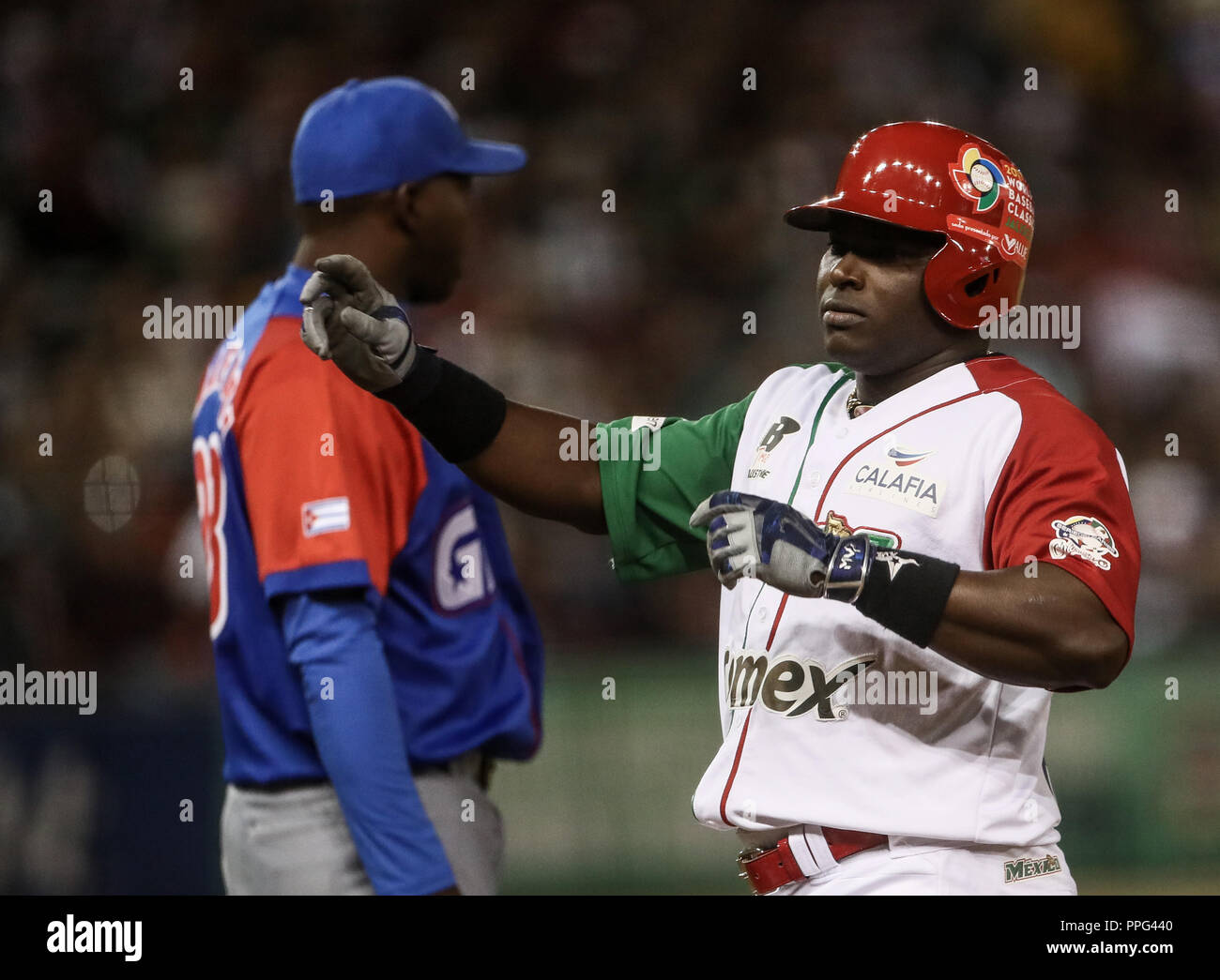 Ronnier Mustelier de Mexico celebra frappé en la primera base , durante ...