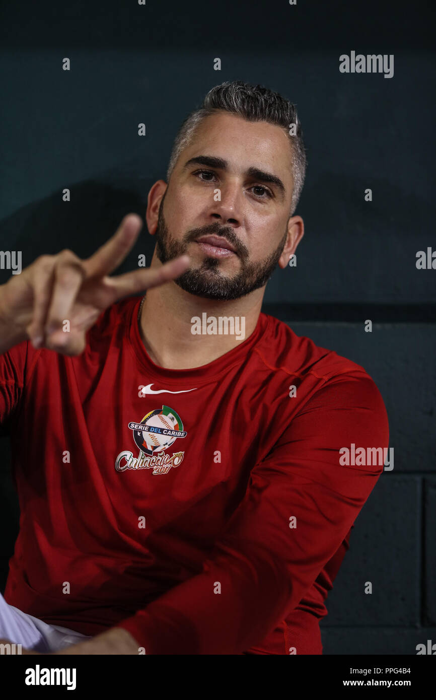 Oliver Perez pitcher mexicano visto en el dogout, previo al encuentro ...