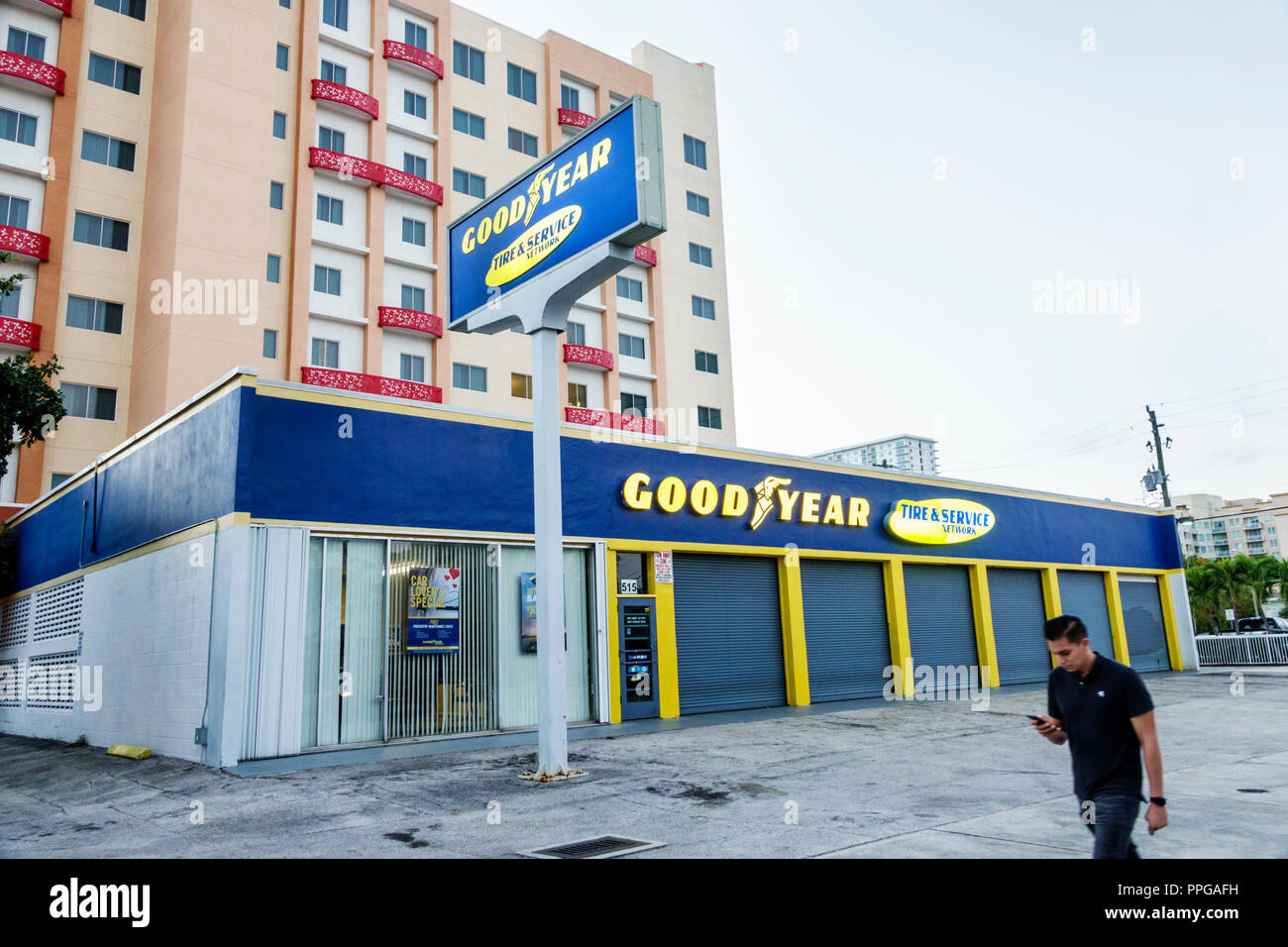 Pneu goodyear Banque de photographies et d’images à haute résolution ...
