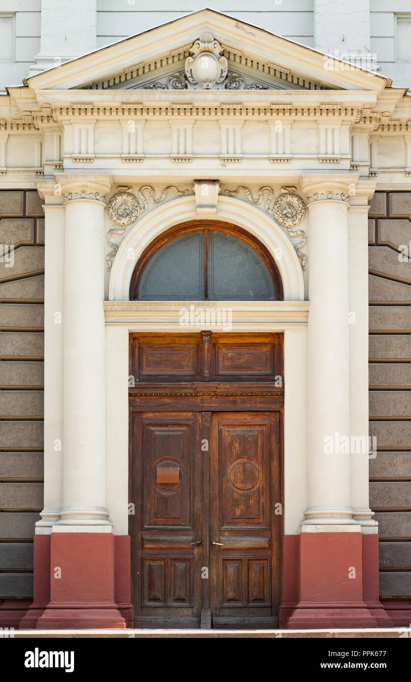 Façade de bâtiment dans un style classique avec Gamble et de colonnes ...