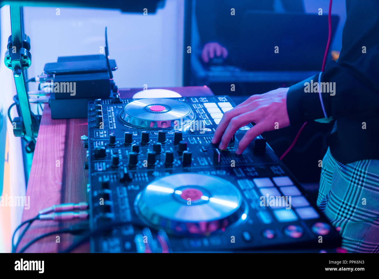 DJ mix et joue la musique sur table numérique contrôleur. Close-up ...