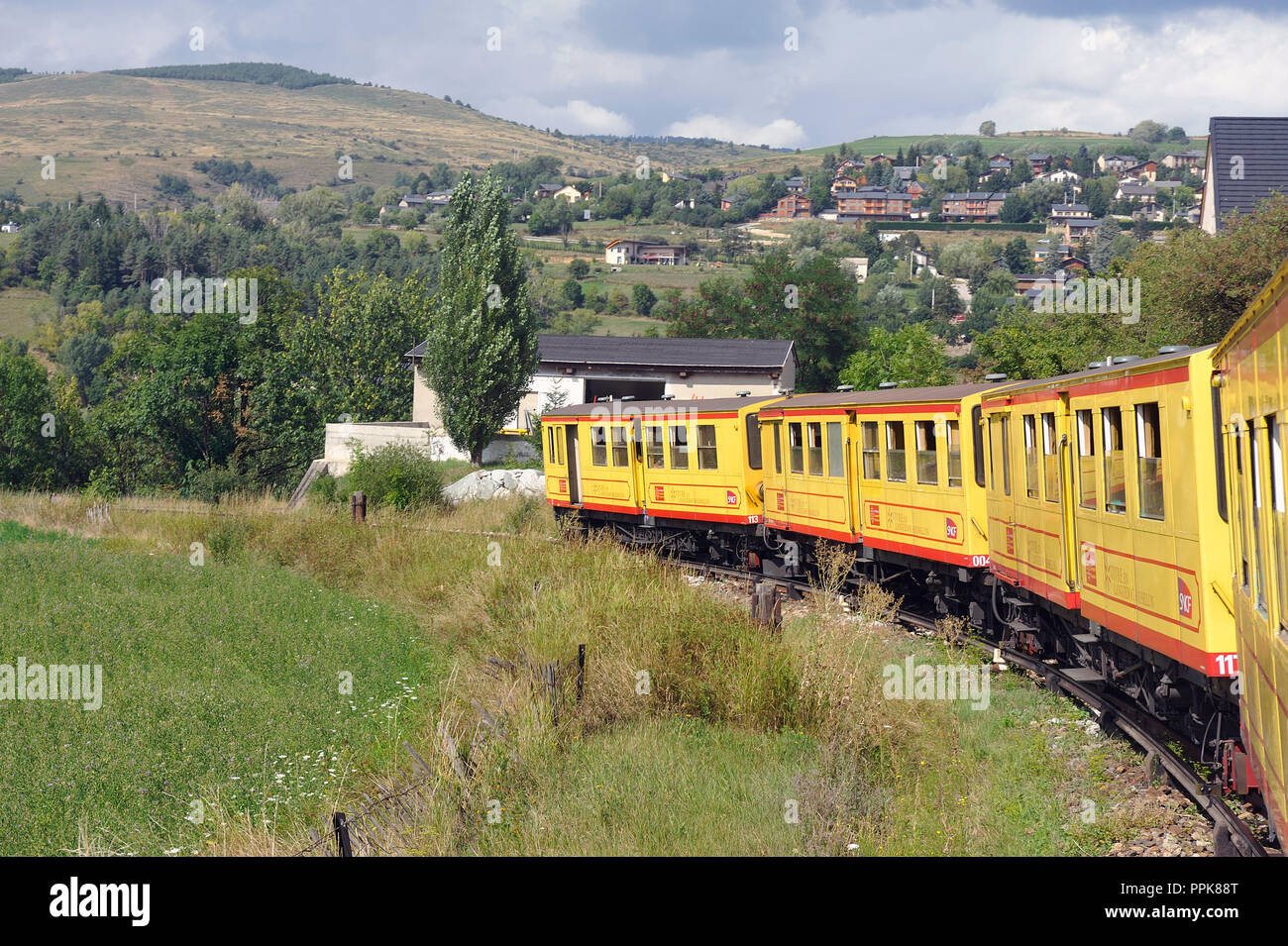 Train jaune pyrénées Banque de photographies et d’images à haute ...