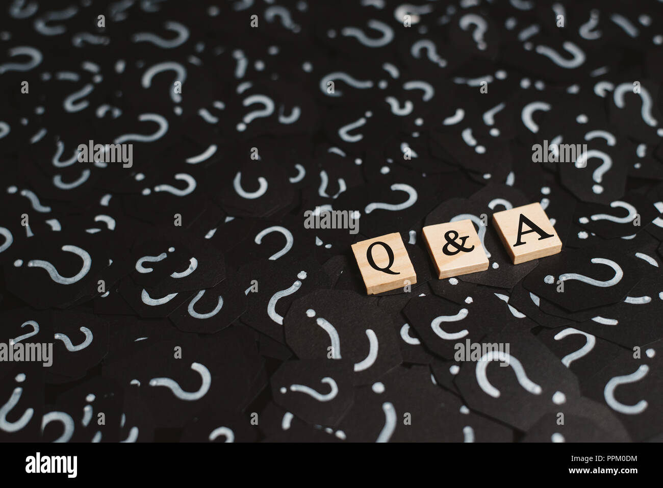 Alphabet en bois 600x600 avec Q&A lettre sur papier noir avec point d ...