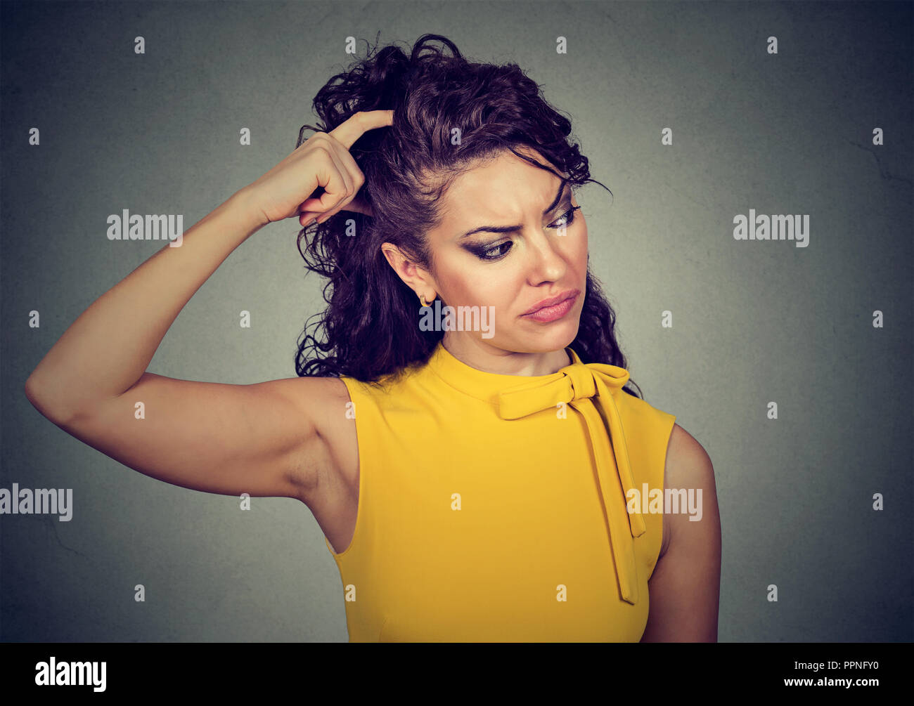 Jeune femme oublieuse Banque de photographies et d’images à haute résolution - Alamy