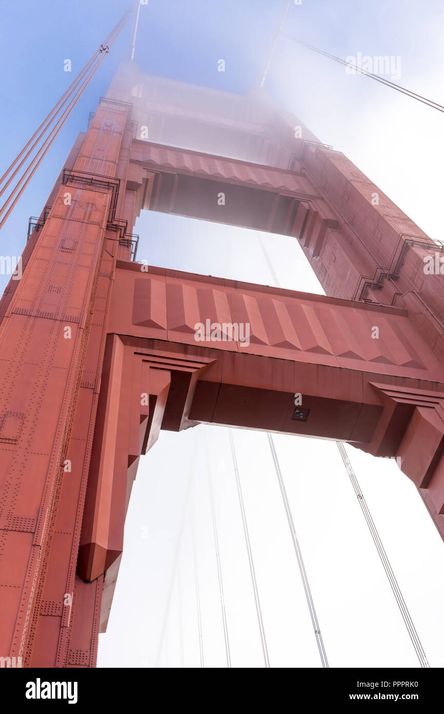 Pont suspendu brouillard art Banque de photographies et d’images à ...