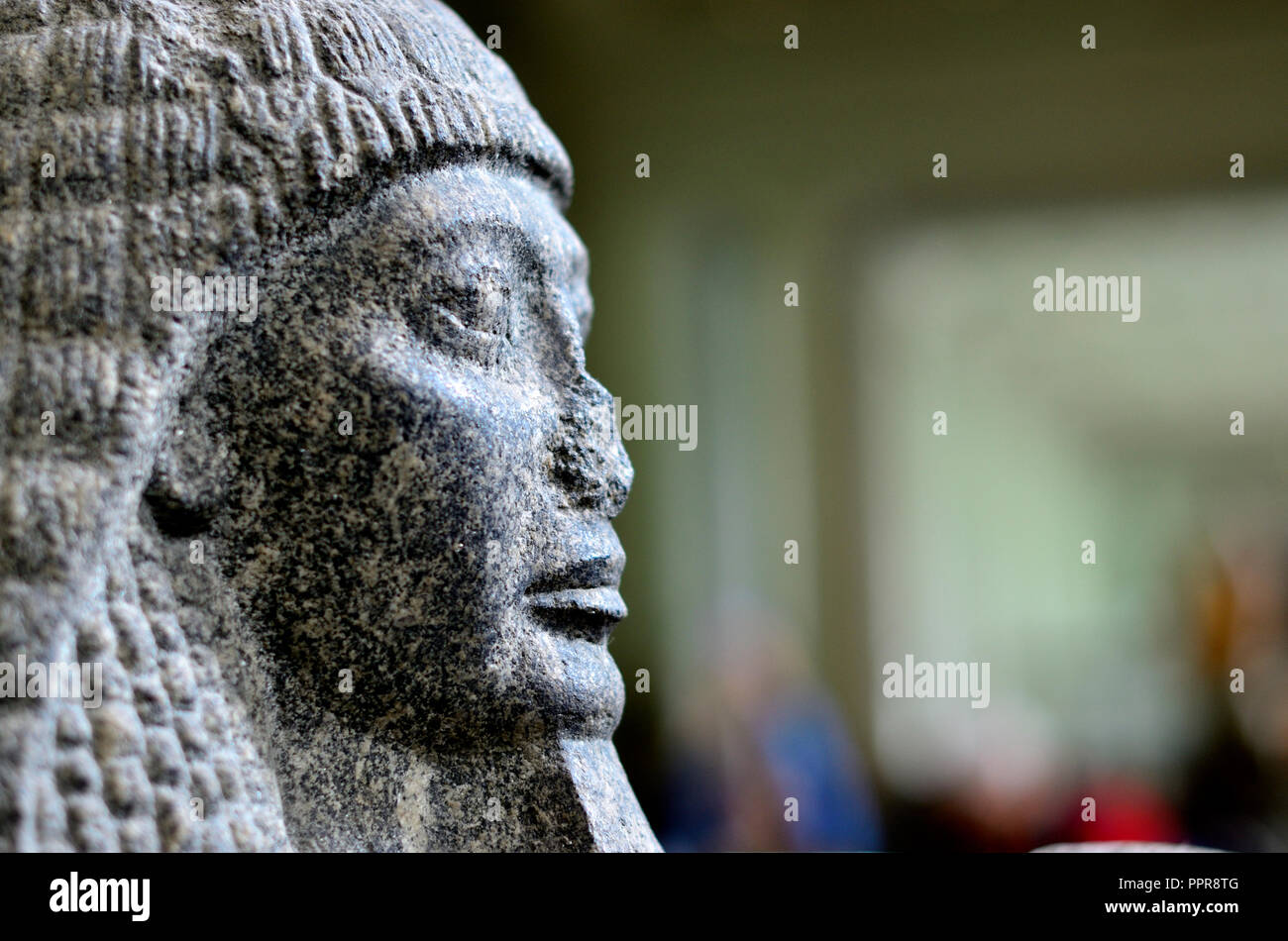 Statue de Roy - grand prêtre d'Amon-Ra à Thèbes. British Museum ...