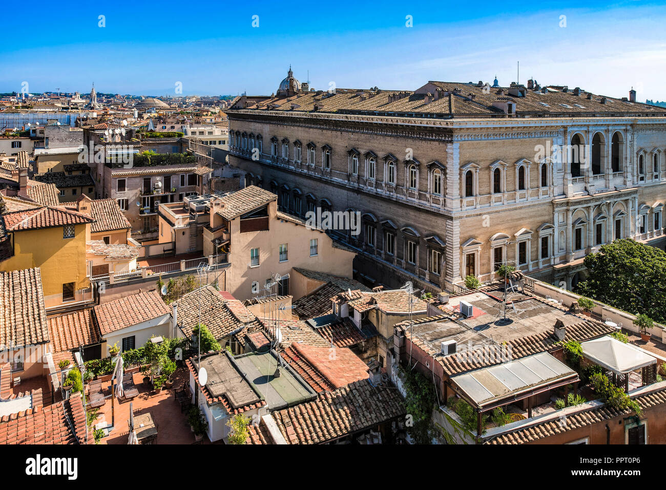 Une vue sur Palais Farnèse du "Altana" de Borromini, sur une terrasse ...