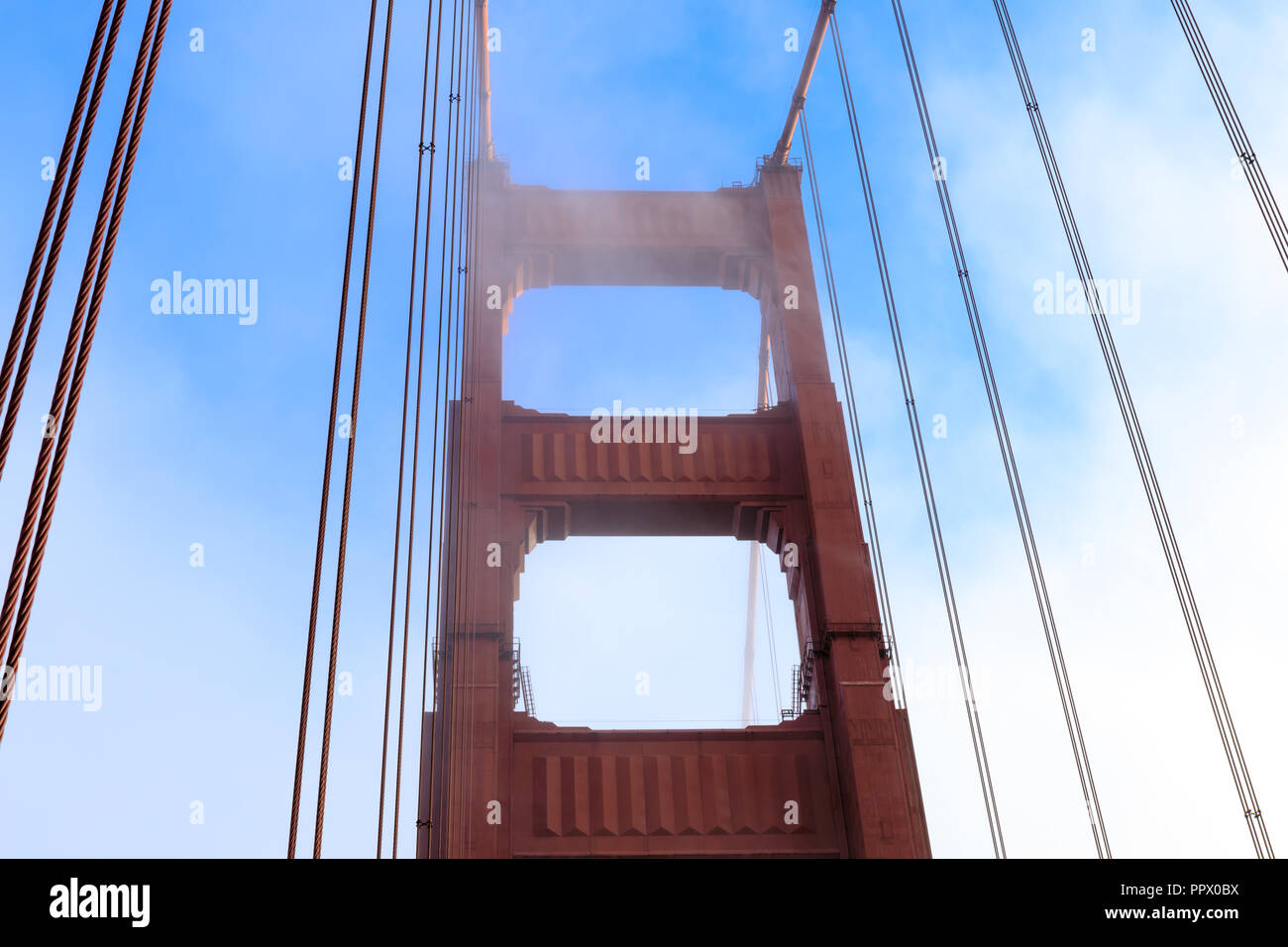 Pont suspendu brouillard art Banque de photographies et d’images à ...