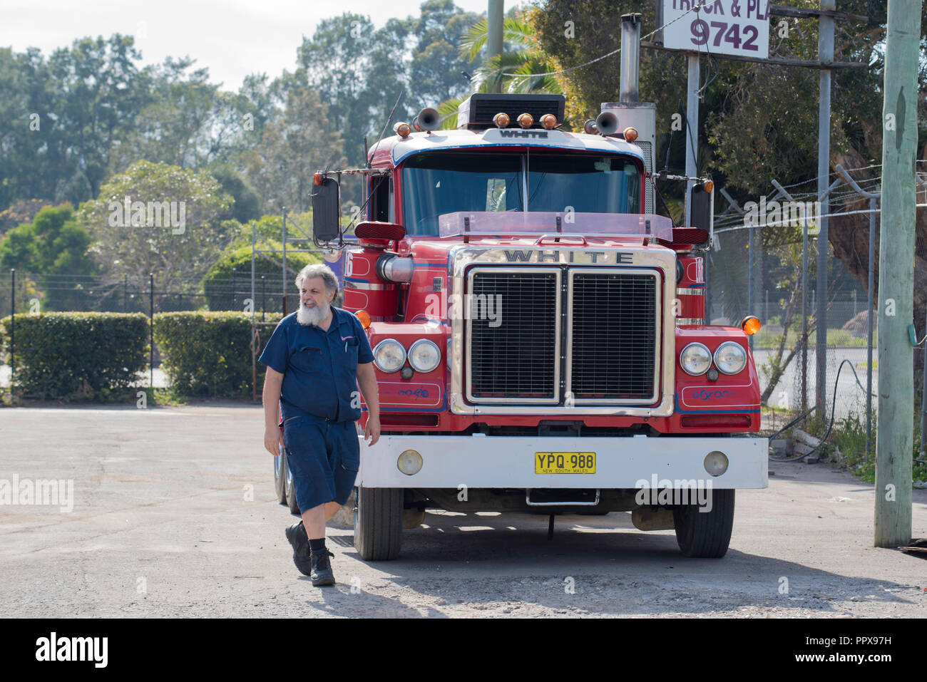 Lopez Frères flotte de camions propriétaire Phil Lopez marche devant sa ...