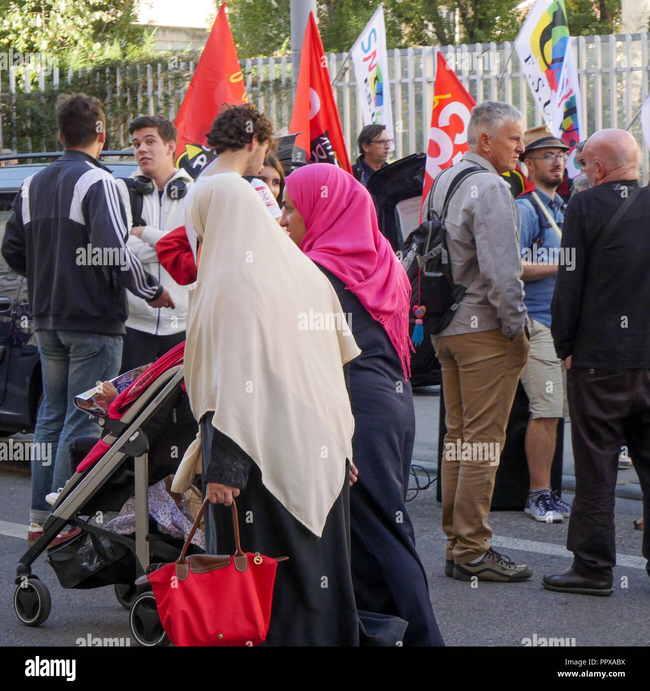 Femmes voilées france Banque de photographies et d’images à haute ...