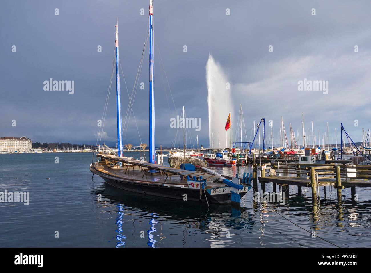 Genève, Suisse, le lac de Genève : le bateau Neptune est devenu aujourd ...