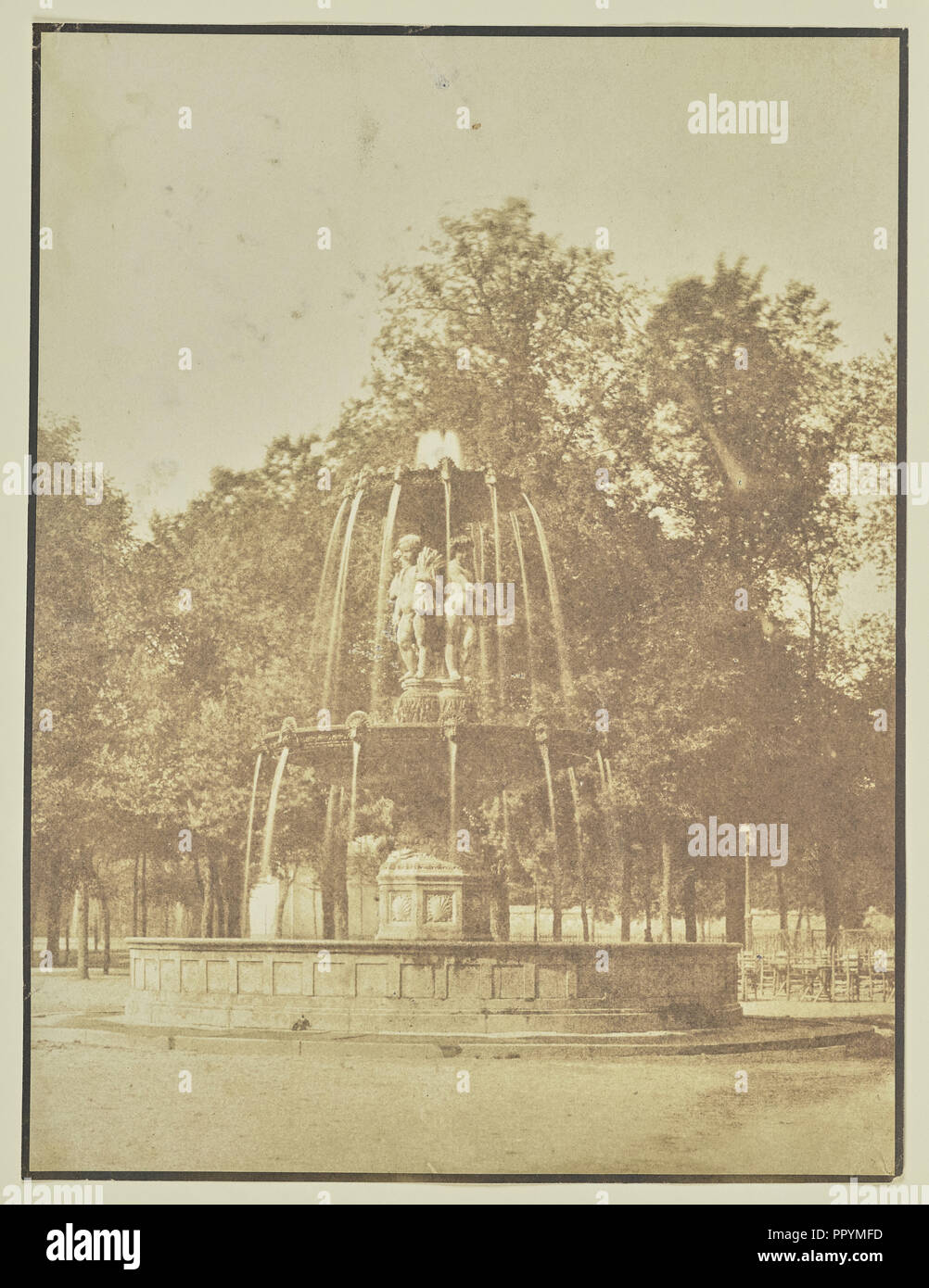 Fontaine située près de cirque, Paris ; nationale, le français ...