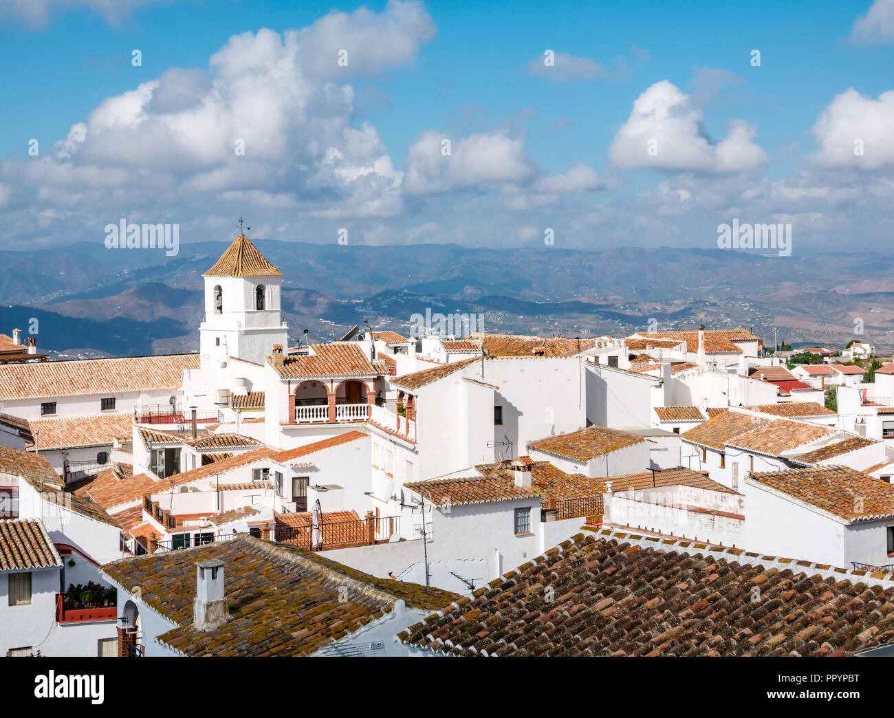 Les toits de tuiles rouges de maisons blanches et clocher de l'église ...