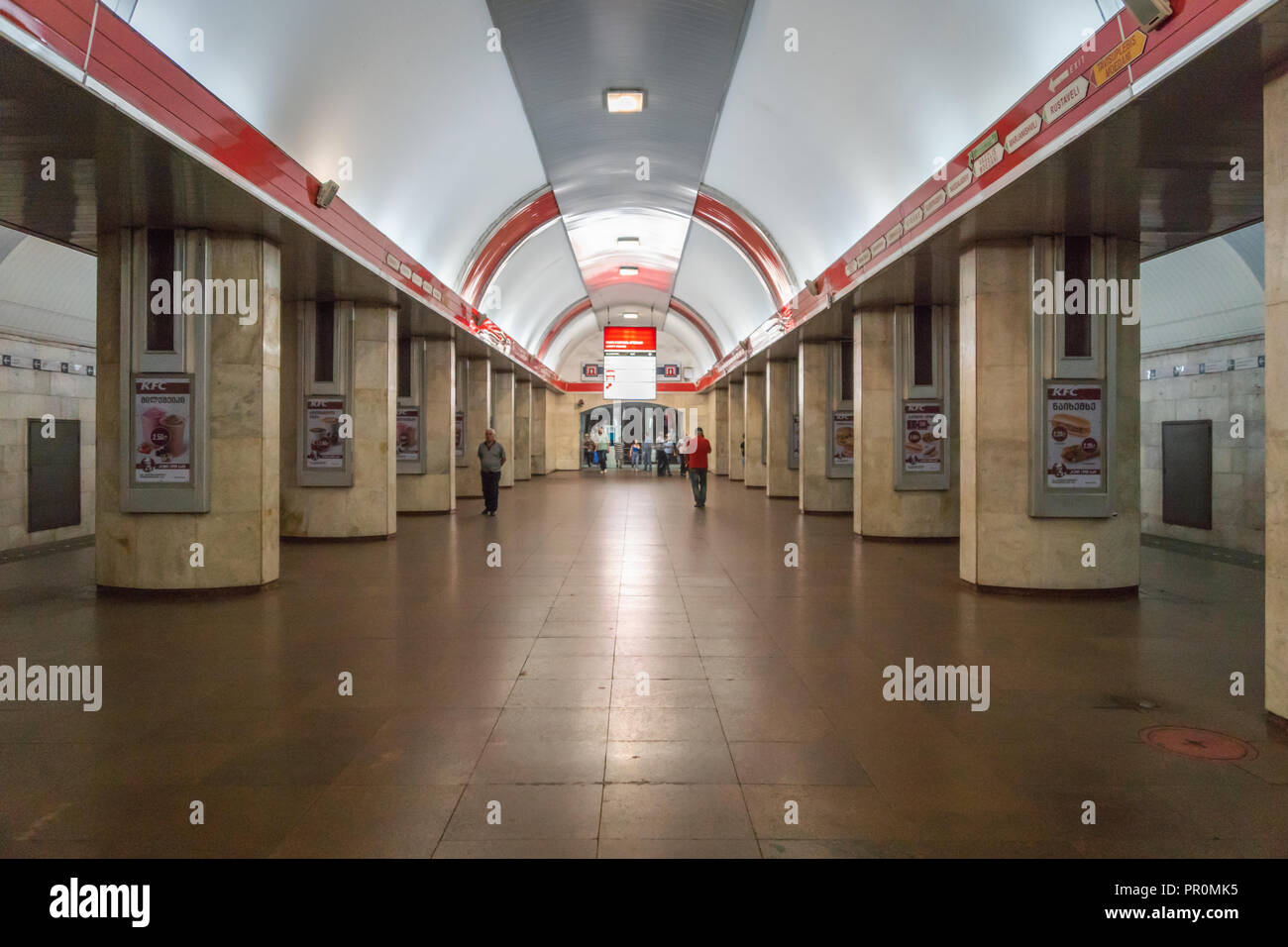 Tbilissi, Géorgie - Août 2018 : plate-forme de la station de métro ...