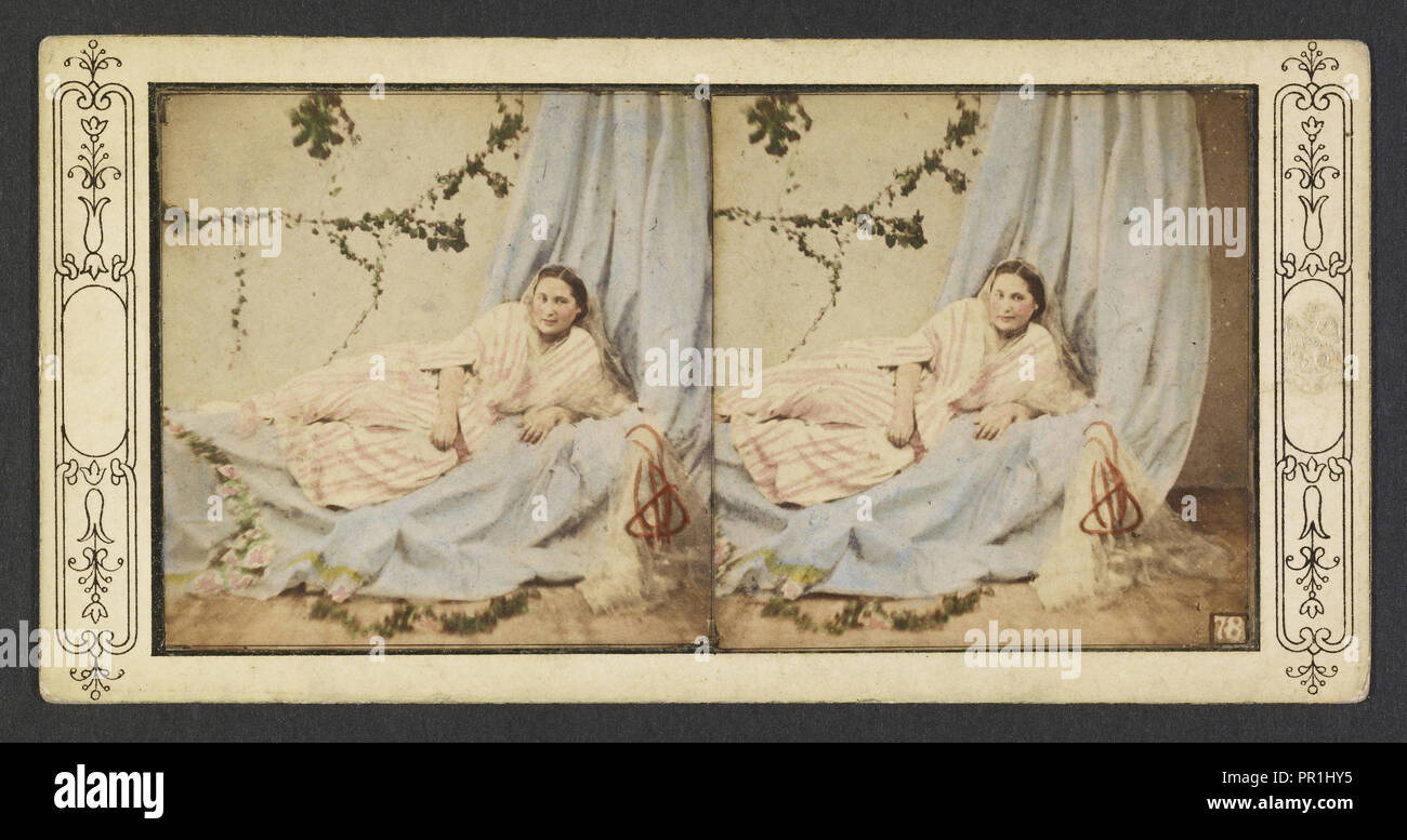 Femme couchée sur le divan avec narguilé, la photographie orientaliste ...