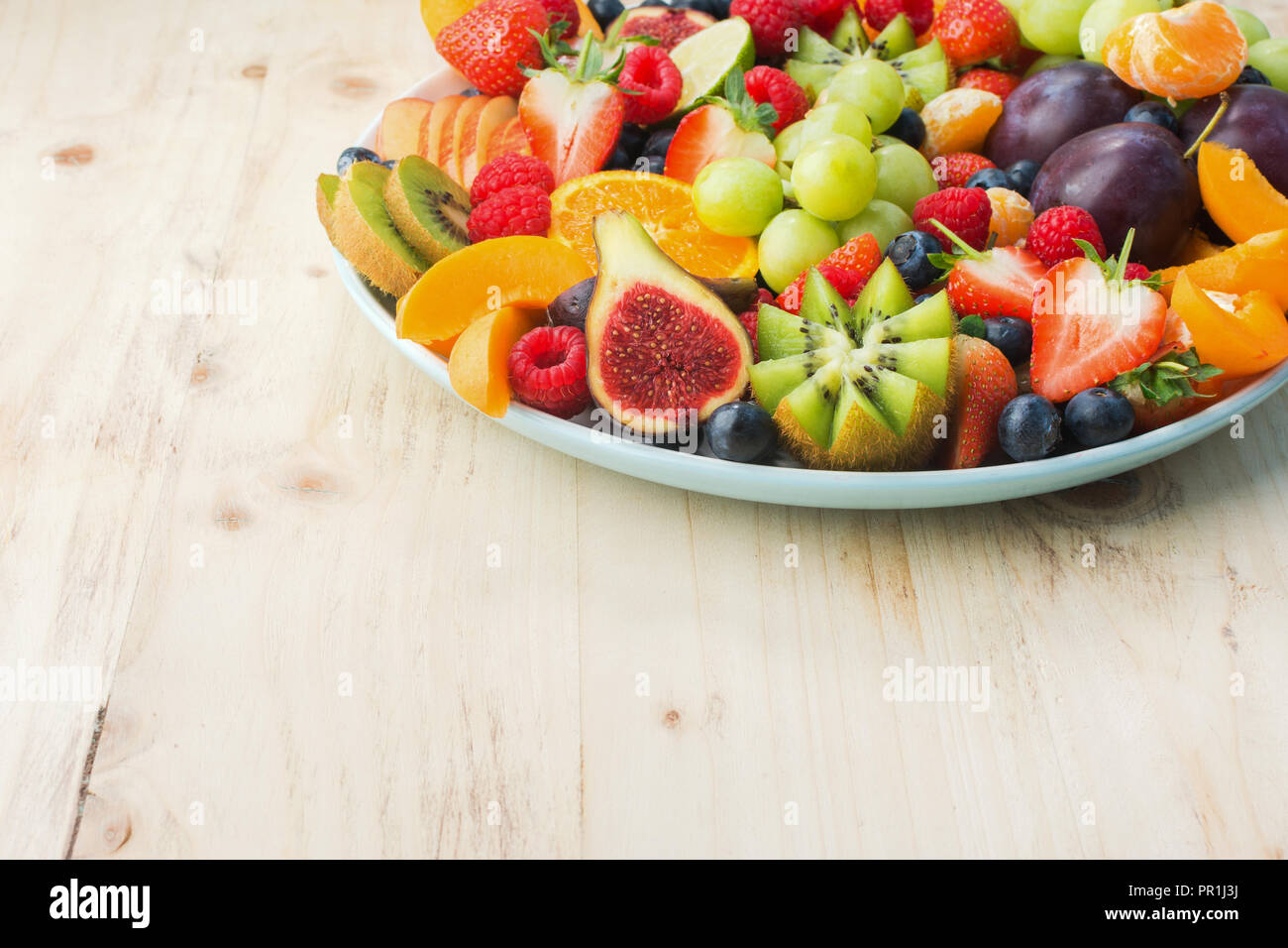 Assiette de fruits et baies en bonne santé, les fraises framboises ...