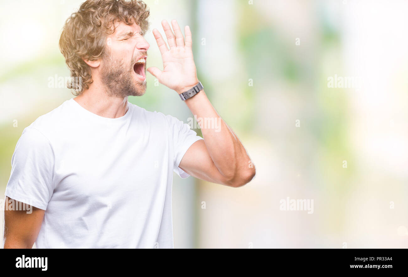 Beau modèle hispanique homme sur fond isolé de crier et de crier fort à ...