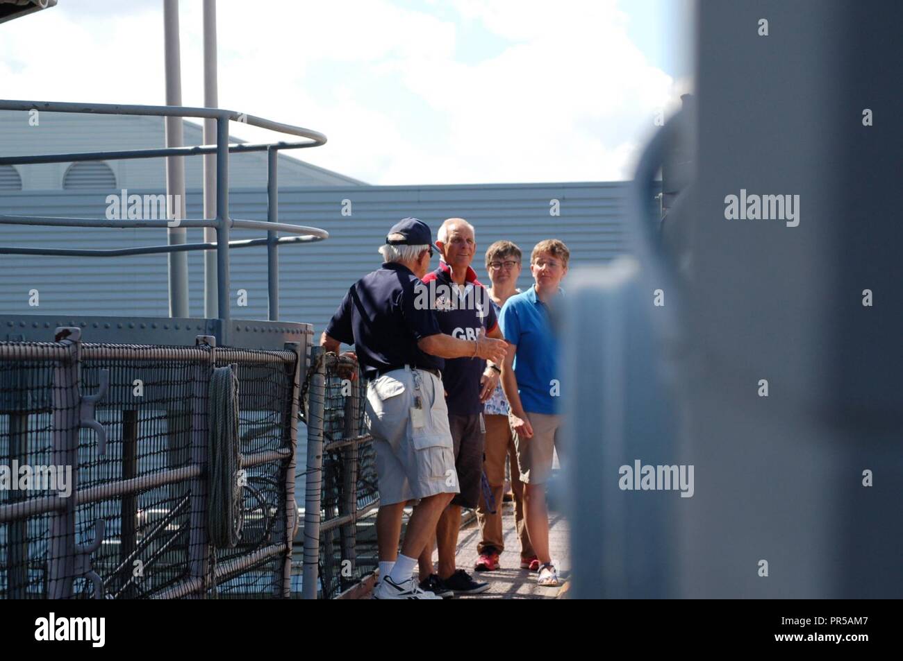 Des officiers de la Marine royale Lieutenant Commander Kathryn Jacques ...