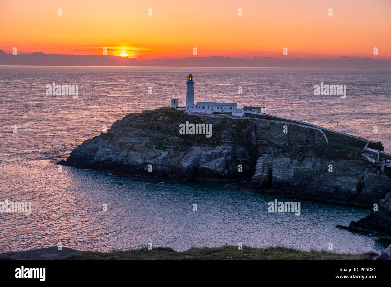 Coucher de soleil au phare de south stack sur l'Anglesey, au Pays de Galles - France Photo Stock ...