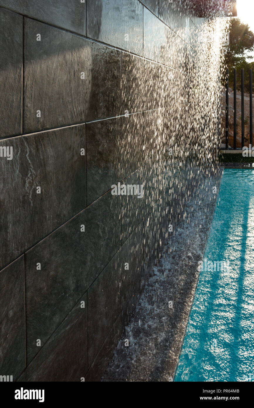 Par la cascade piscine moderne Photo Stock - Alamy