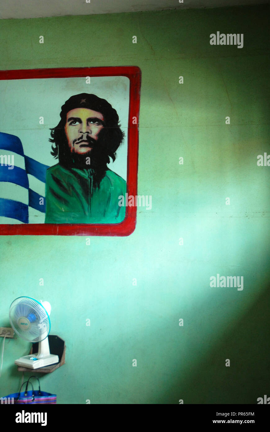 Che guevara and cuban flag mural Banque de photographies et d’images à ...