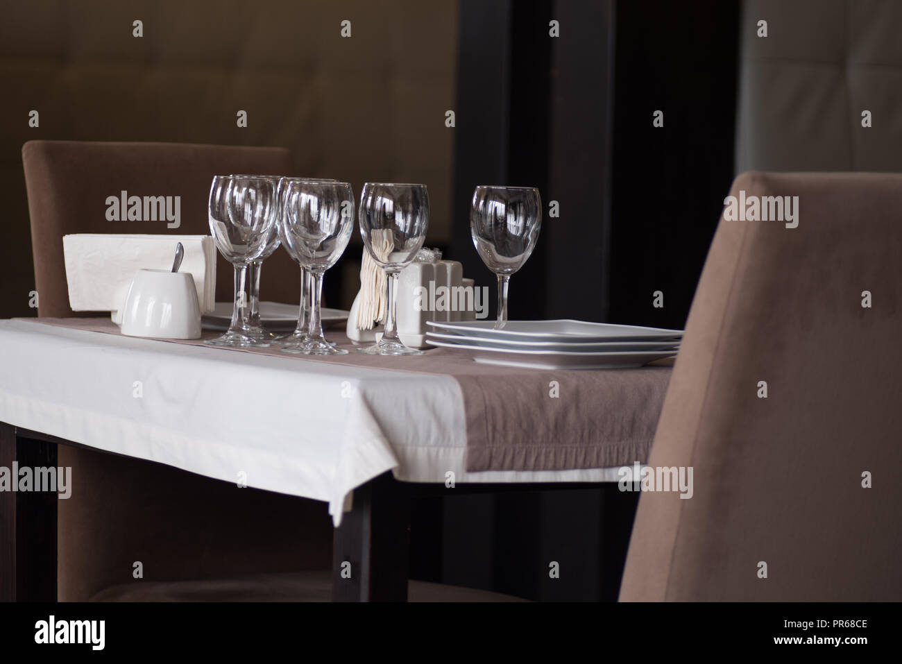 Réglage de la table. Tableau d'objets sur la table dans le restaurant ...