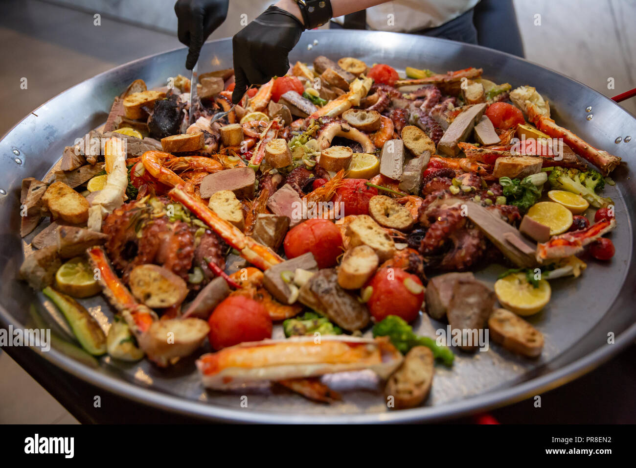La paella de Valence de fruits de mer gastronomique avec des poulpes ...