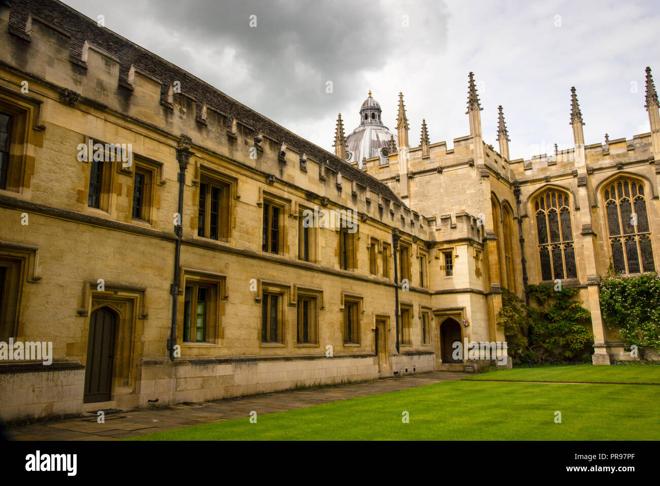 Le dôme de Radcliffe Camera et les bâtiments gothiques d'Oxford avec ...