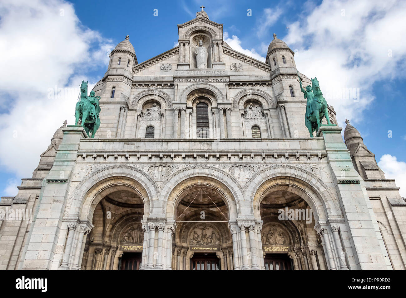 Façade de la Basilique du Sacré-Cœur de Paris est une église catholique ...