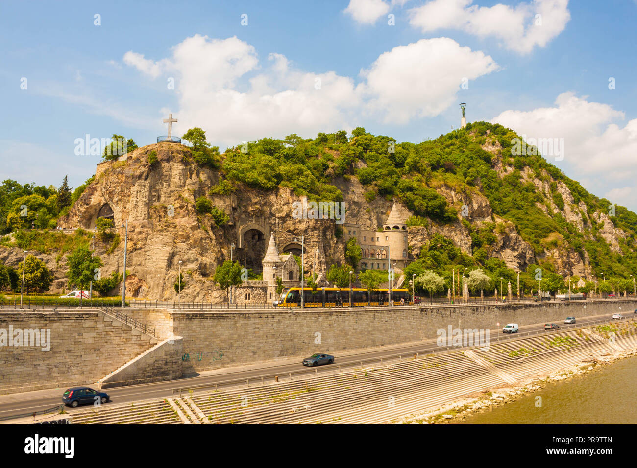 La colline Gellert avec Pauline Commander cave church et Statue de la ...
