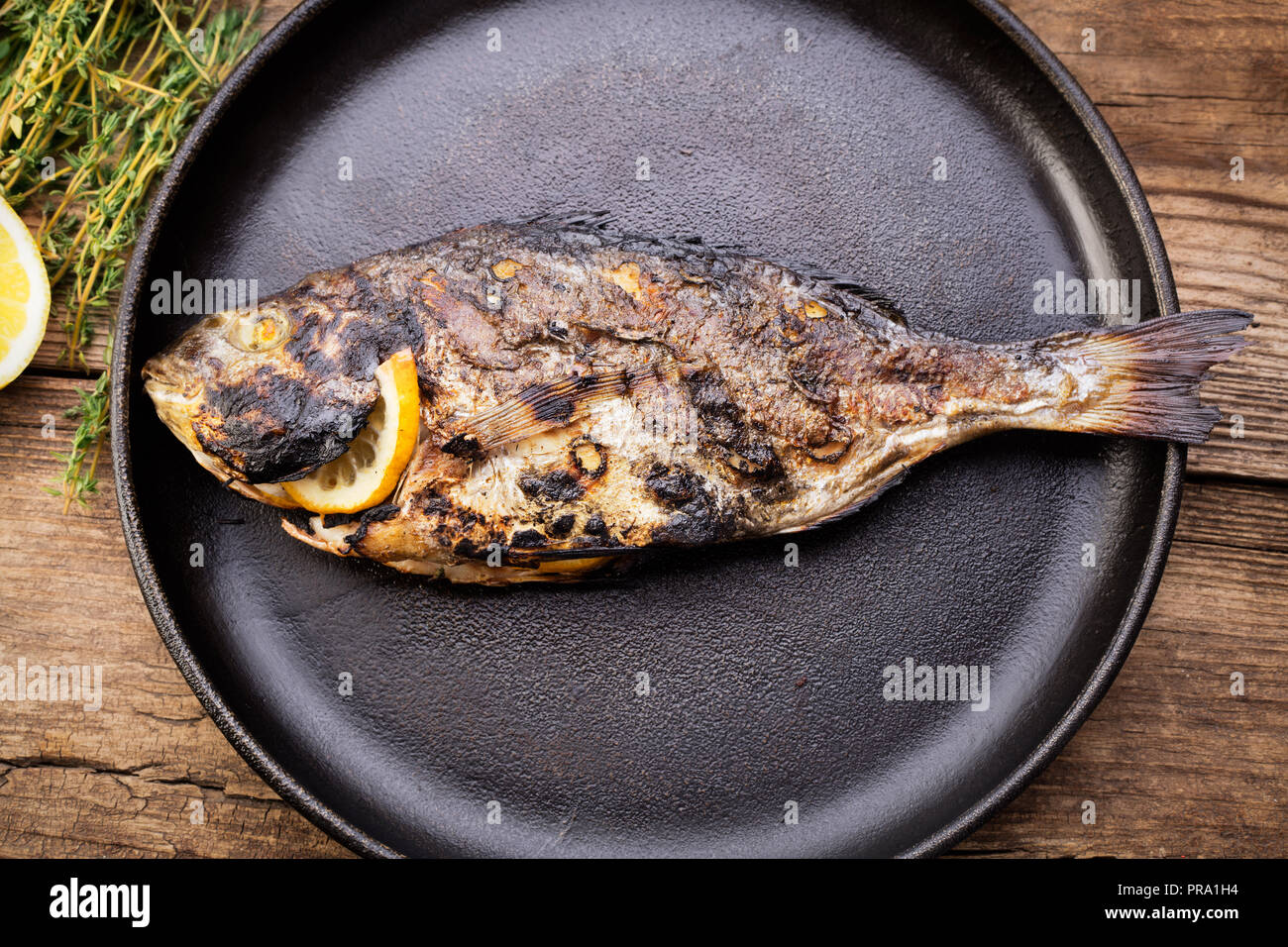 Tête de poisson cuite Banque de photographies et d’images à haute ...