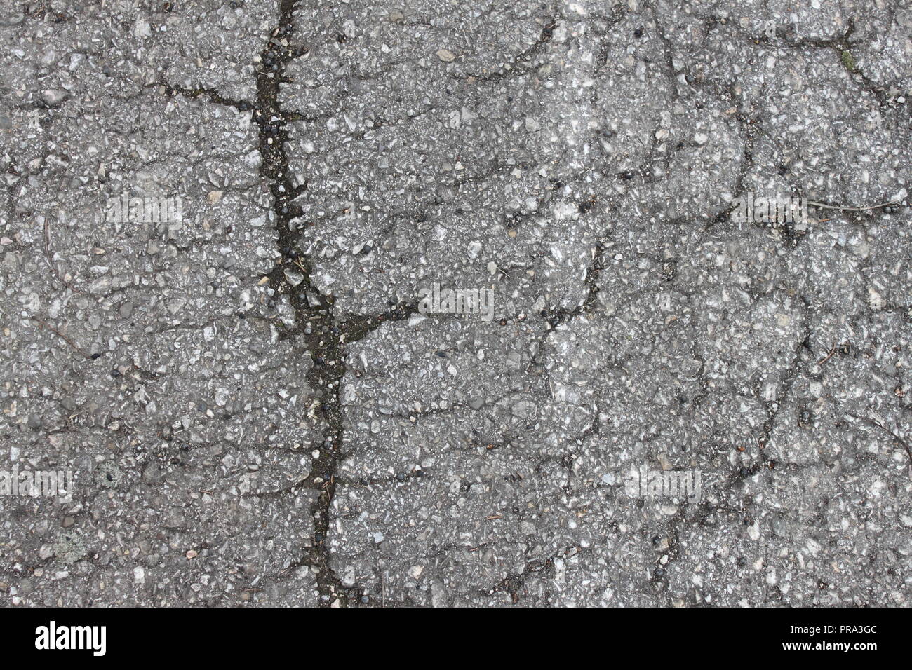 Cracked asphalt Banque de photographies et d’images à haute résolution ...