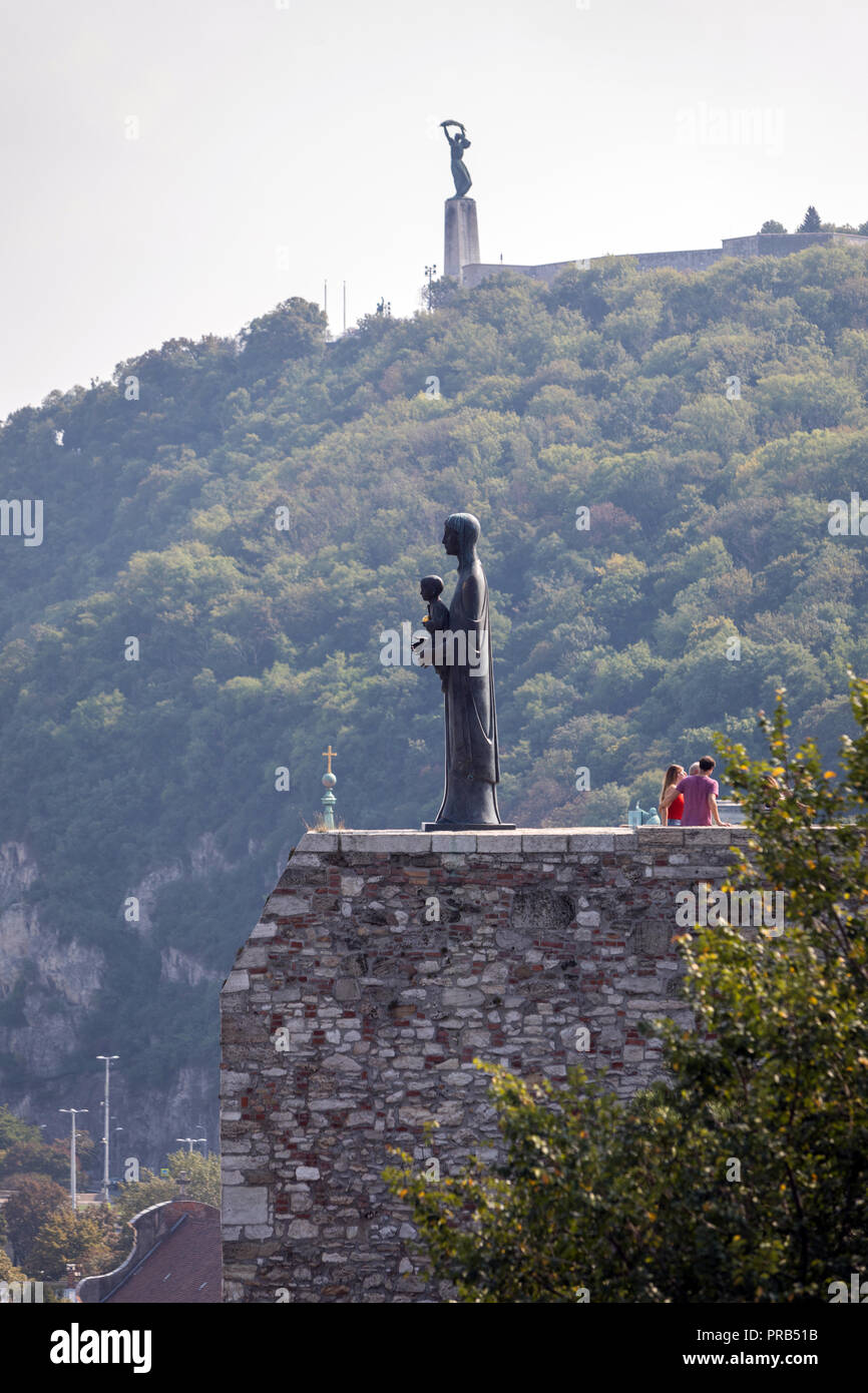 Une statue de la Vierge Marie et Jésus à Château de Buda, à Budapest ...