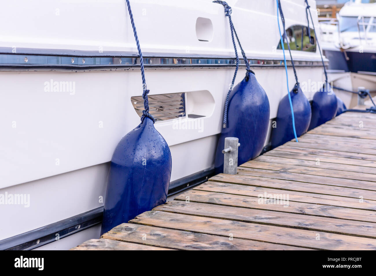 Garde-boue tampon pare-chocs sur le côté d'une embarcation de plaisance ...