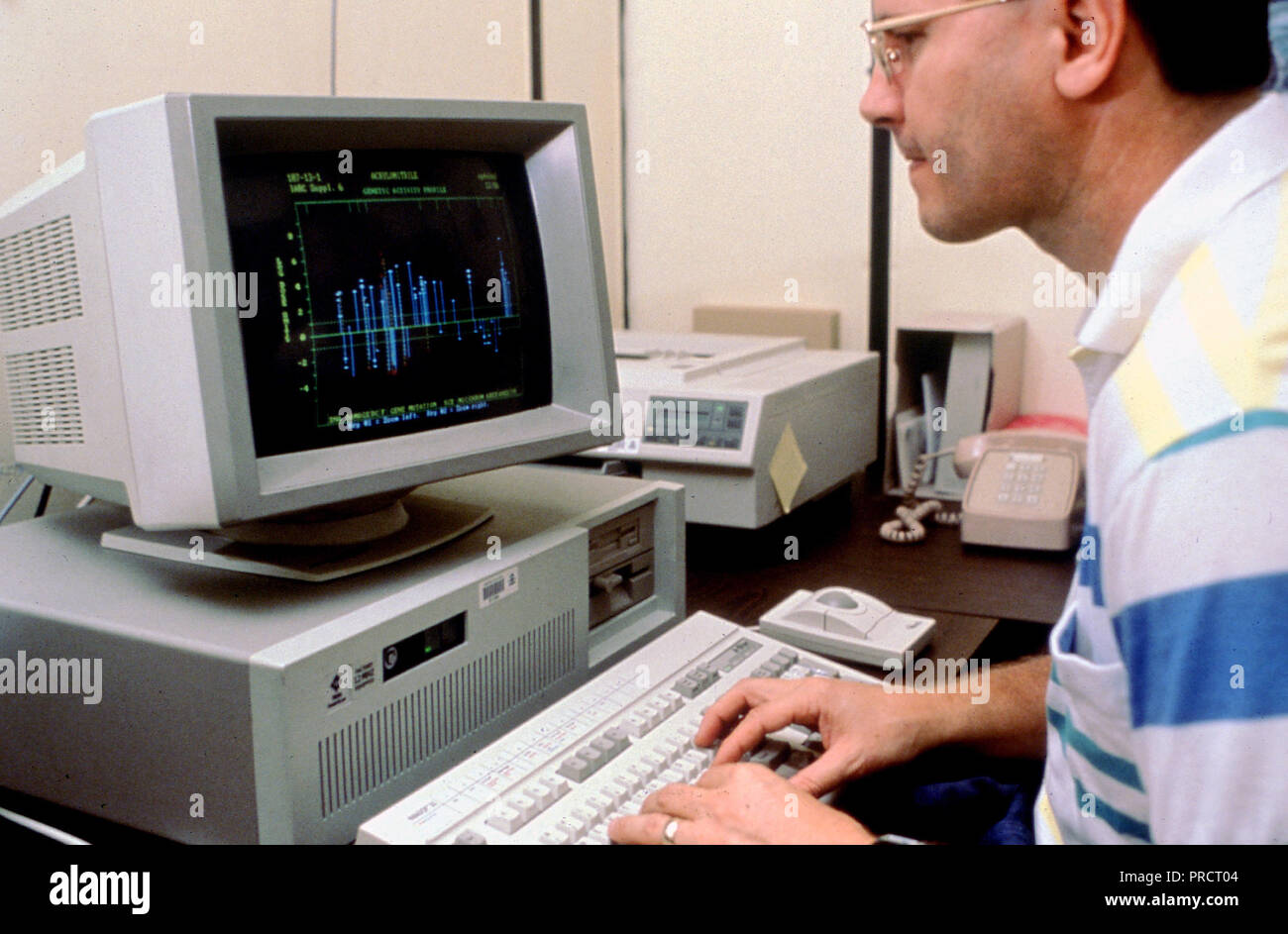 Ordinateur de bureau des années 1990 Banque de photographies et d ...