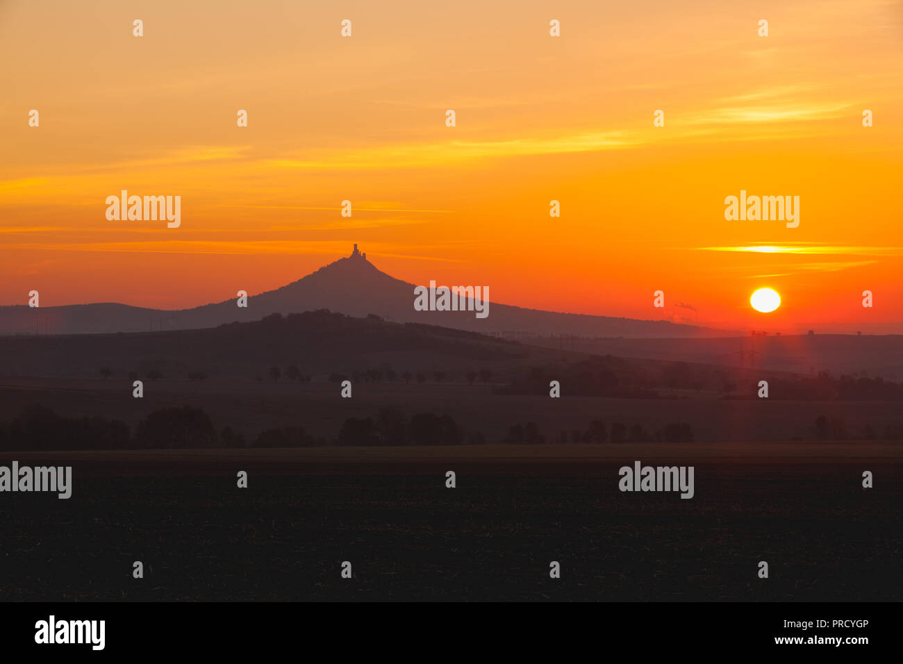 La silhouette de Château Hazmburk au lever du soleil.Uplands Bohême ...