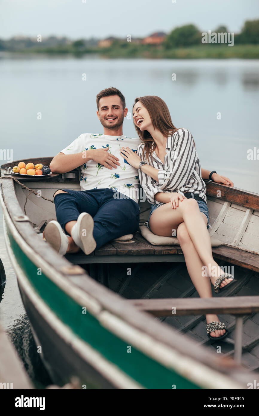 Couple romantique en bateau Banque de photographies et d’images à haute ...