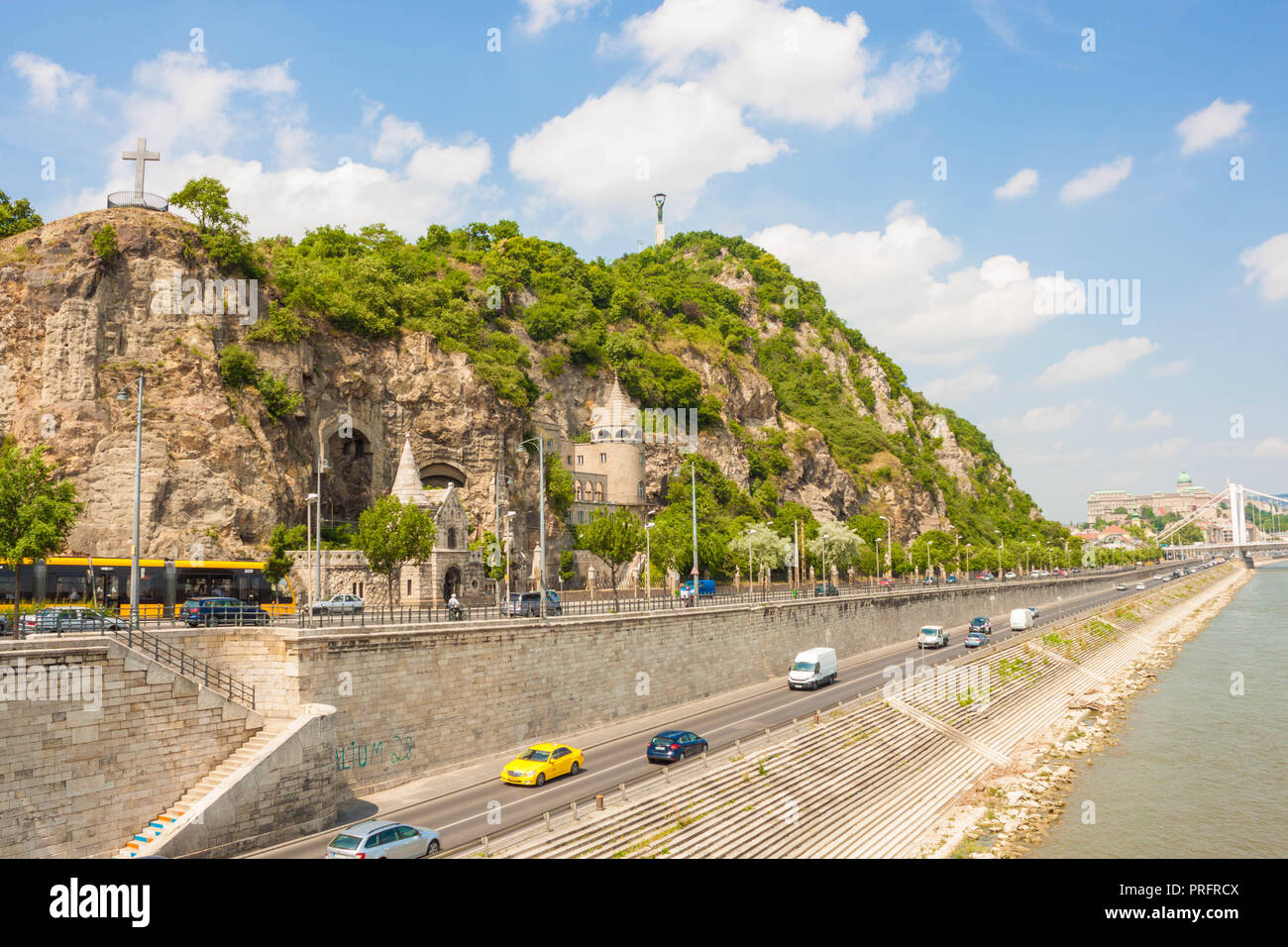 La colline Gellert avec Pauline Commander cave church et Statue de la ...