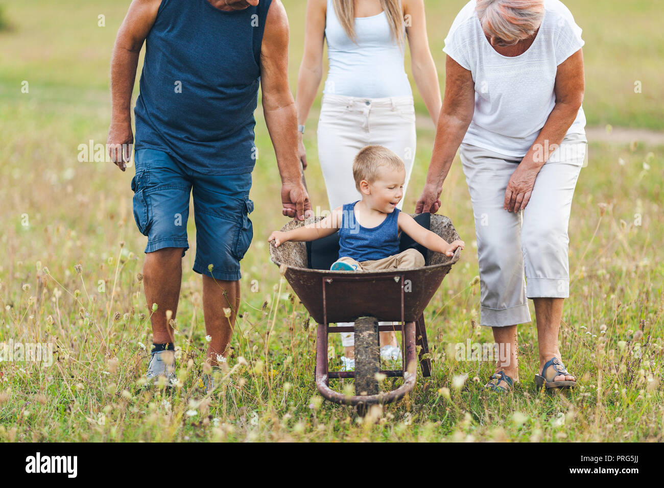 Brouette enfant Banque de photographies et d’images à haute résolution ...