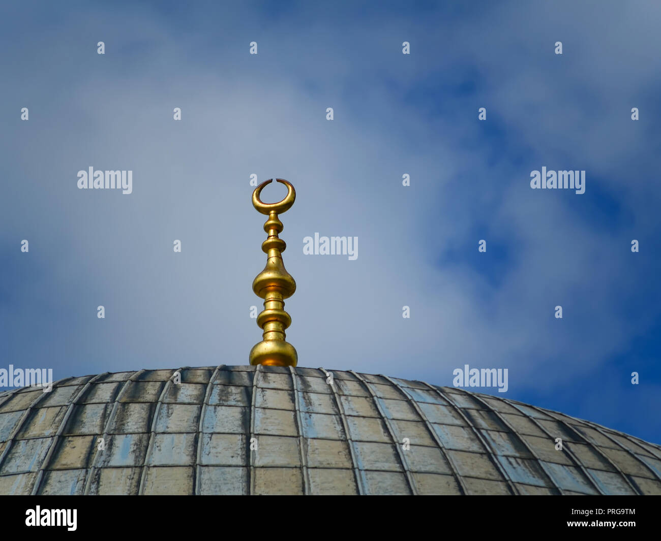 Croissant de lune au sommet d'une mosquée de Sainte-sophie à Istanbul ...
