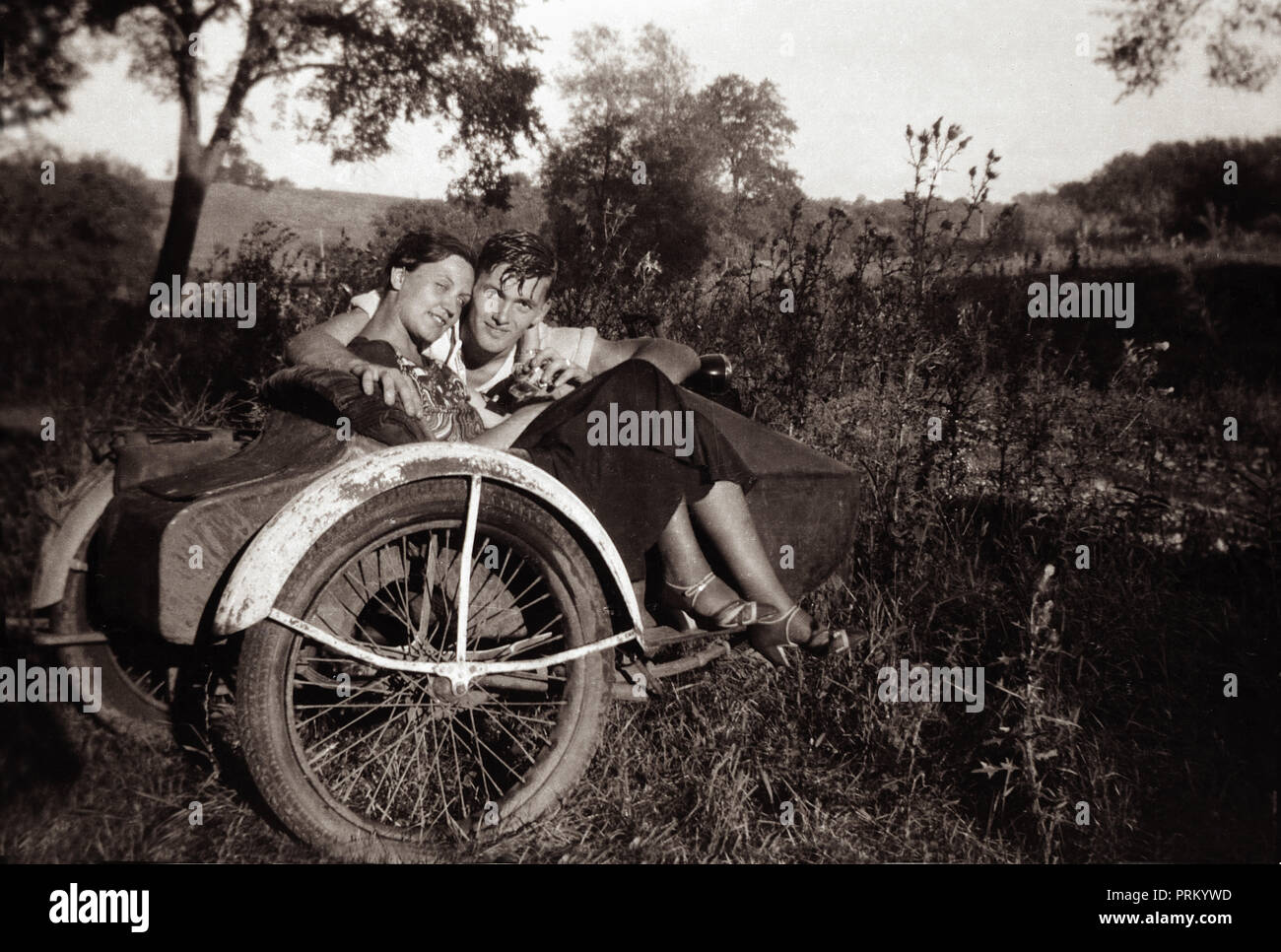 Couple ensemble avec side-car, d'une Harley Davidson 1948 1000cc ...