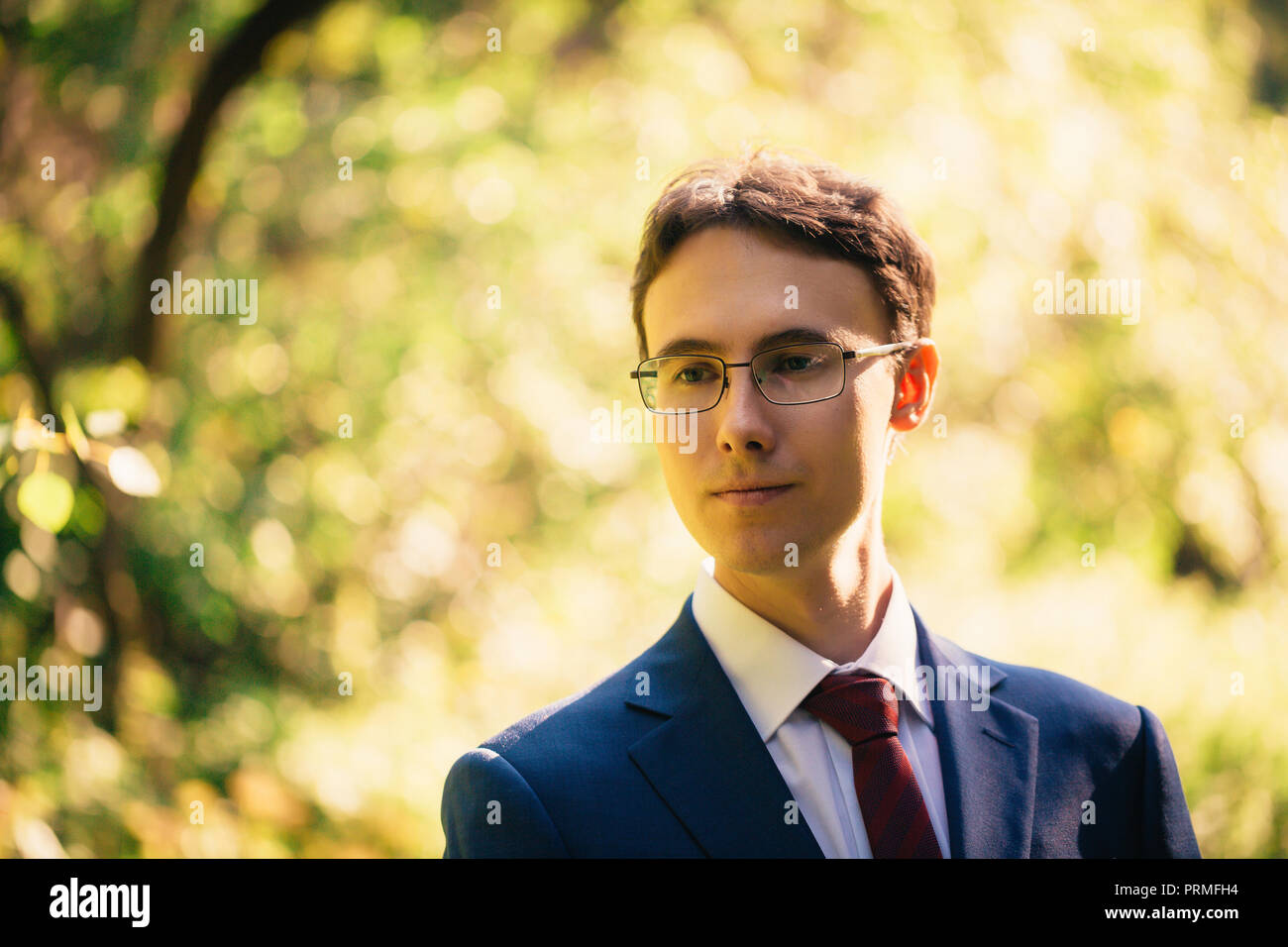 Portrait de l'époux dans le parc naturel de l'arrière-plan Photo Stock ...