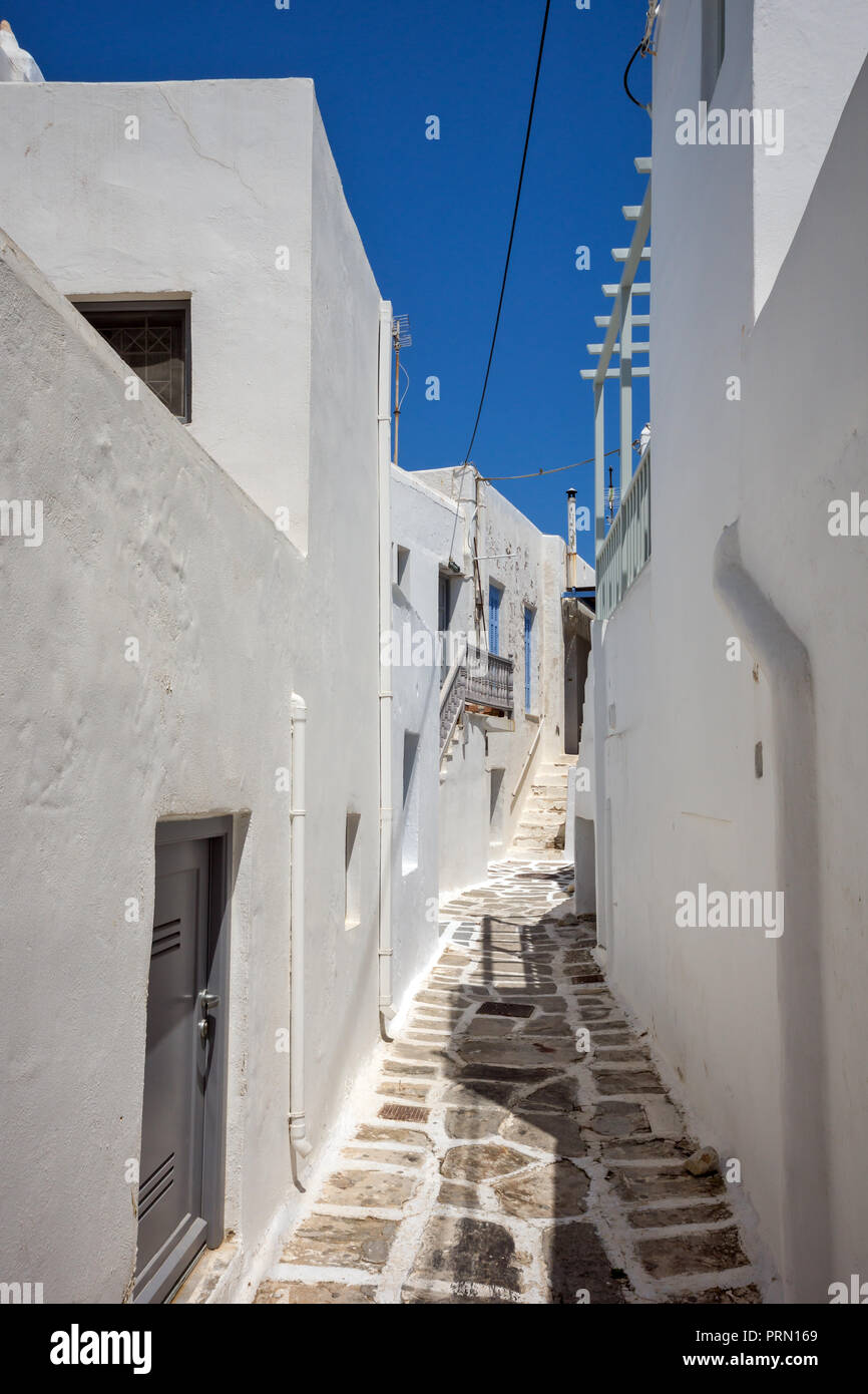 Maison blanche typique de la ville de Parakia, l'île de Paros, Cyclades ...