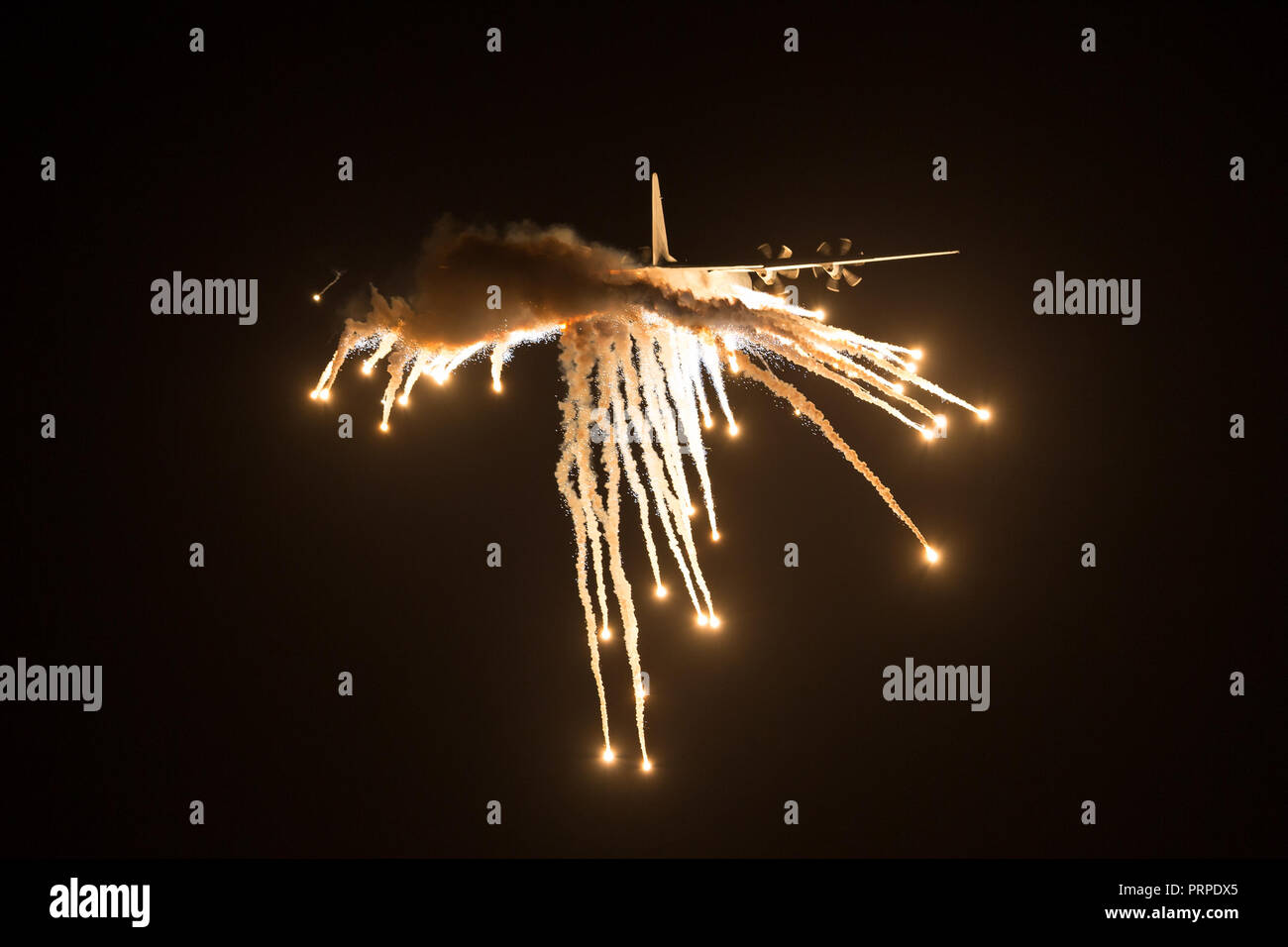 Decoy flares Banque de photographies et d’images à haute résolution - Alamy